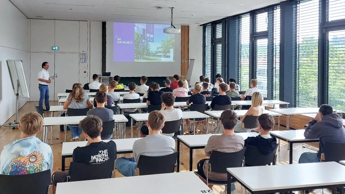 Ravensburg commercial schools visit RWU | RWU Hochschule Ravensburg ...
