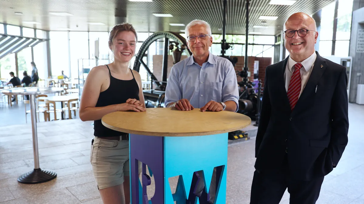 Neuer RWU-Tisch fürs Foyer | RWU Hochschule Ravensburg-Weingarten ...