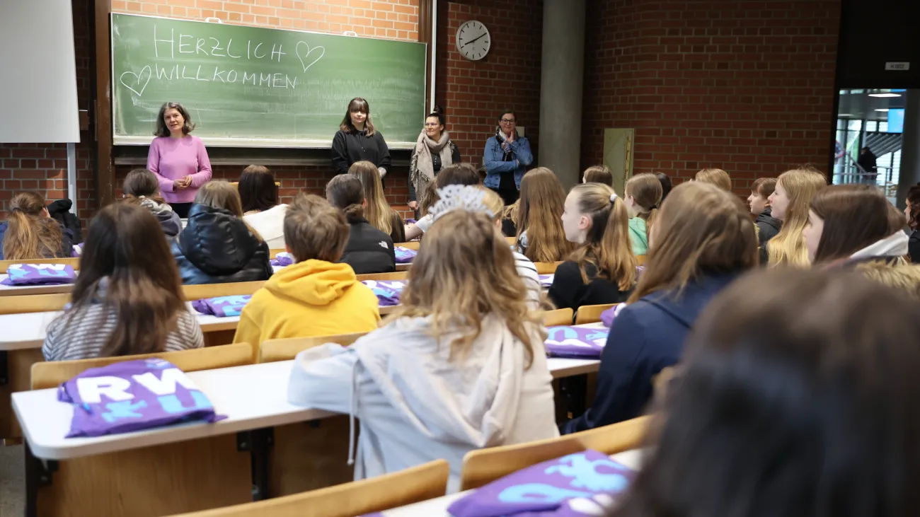 Press release – Important input for professional orientation | RWU ...